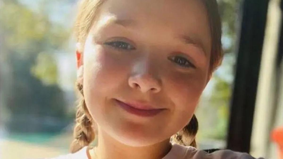 Harper Beckham parvient à être la nouvelle reine en robe blanche lors ...